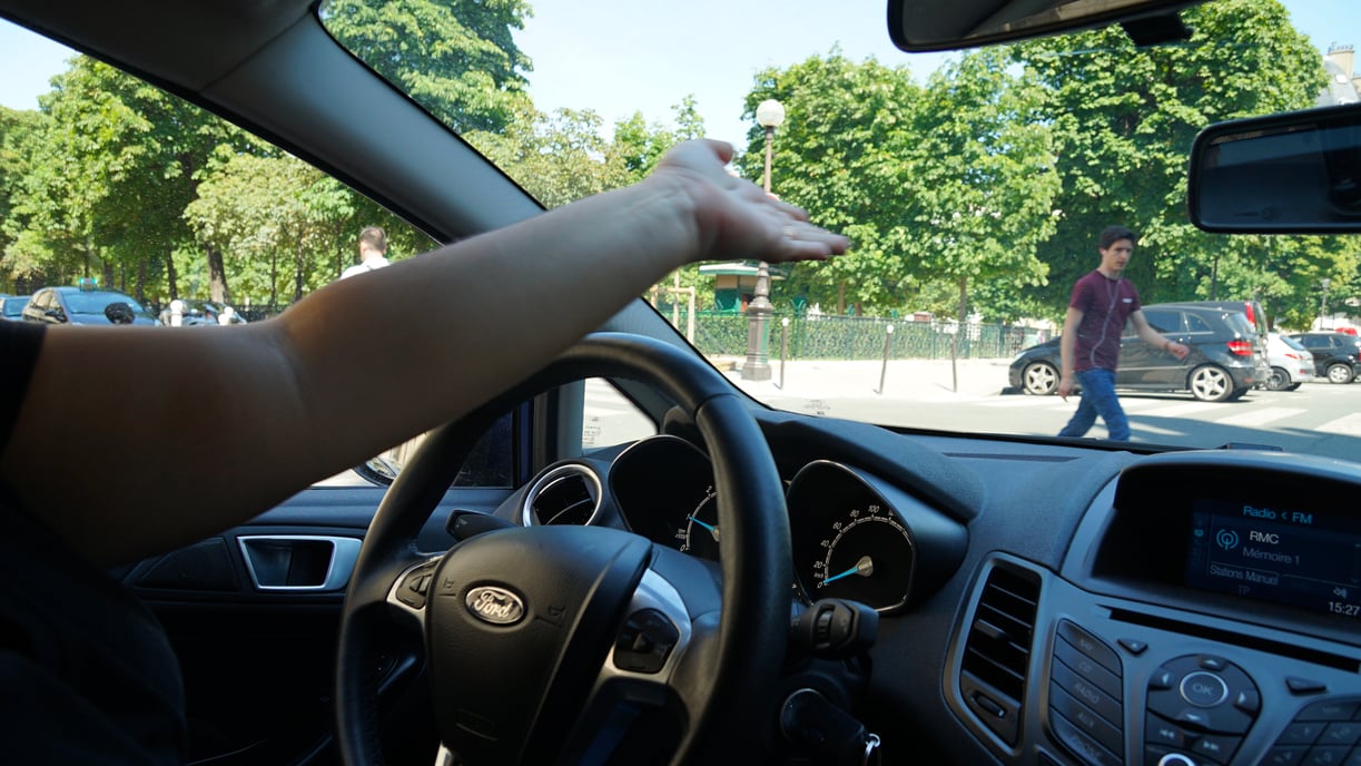 Compétence 1.8 : Regarder autour de soi et avertir