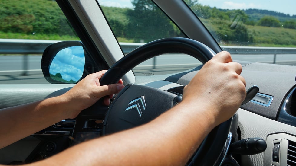 Compétence 1.3 : Tenir, tourner le volant et maintenir la trajectoire Compétence 1.3 : Tenir, tourner le volant et maintenir la trajectoire